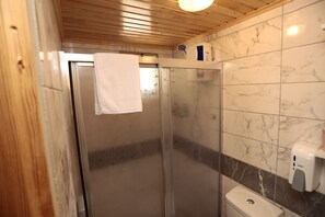 Bungalow Comfort, vista para a montanha | Casa de banho | Um polibã, artigos de higiene pessoal grátis, um secador de cabelo