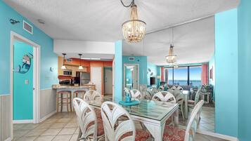 Apartamento Signature em Condomínio Fechado, varanda, vista para a praia | Refeições no quarto