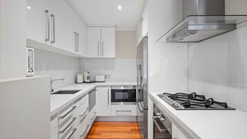 Apartamento Superior | Cozinha privada | Um frigorífico/congelador grande, um micro-ondas, um forno