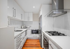 Apartamento Superior | Cozinha privada | Um frigorífico/congelador grande, um micro-ondas, um forno 
