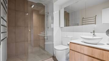 Apartamento Superior | Casa de banho | Um polibã e uma banheira separados, um secador de cabelo