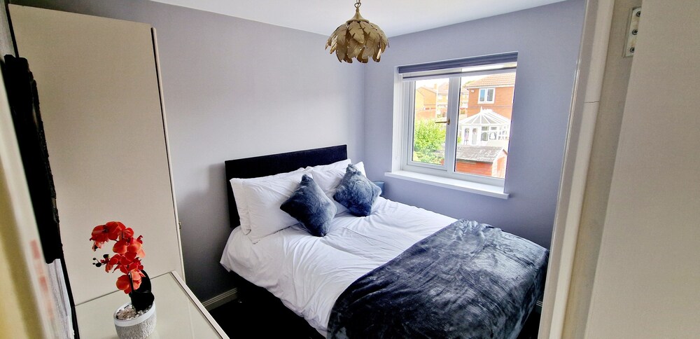 Luxury Liverpool House Near City Centre and Football Stadium ...