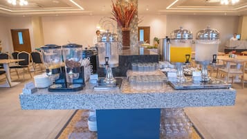 Café da manhã com buffet todos os dias mediante uma taxa