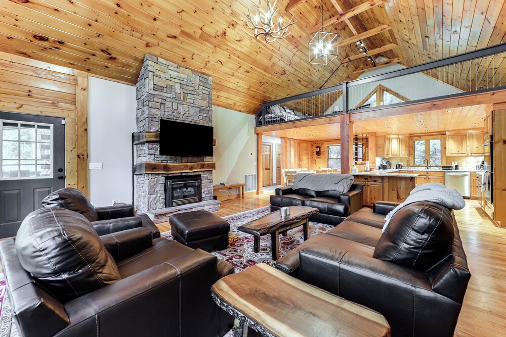Luxe Smoky Mountains Cabin W/ Hot Tub & Views! - Maggie Valley, NC