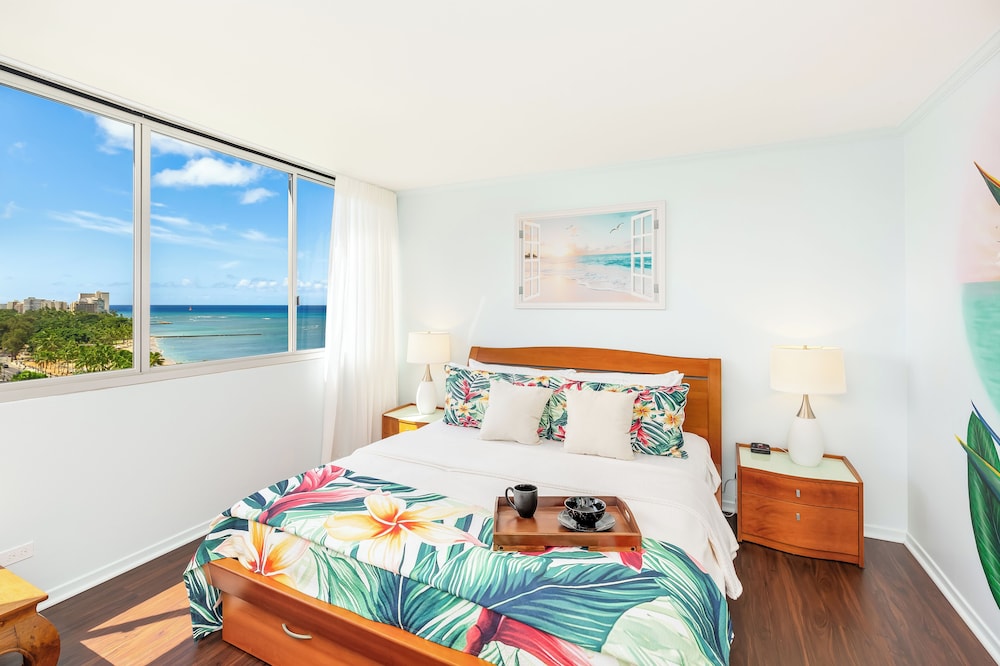 Ocean View Condo At Foster Tower Across From Beach W/great Amenities - Honolulu, HI