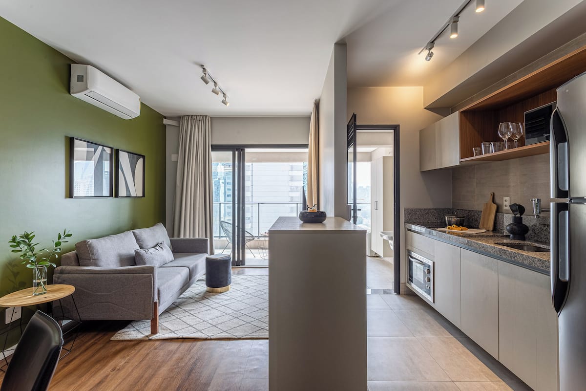 Um apartamento moderno com sala de estar, cozinha e varanda.