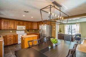 Casa, 3 quartos | Cozinha privada | Um frigorífico, um forno, uma cafeteira/bule, uma torradeira