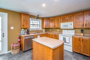 Casa, 3 quartos | Cozinha privada | Um frigorífico, um forno, uma cafeteira/bule, uma torradeira