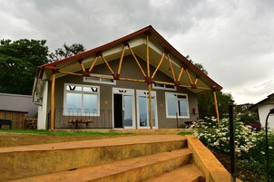 Quarto quádruplo família, vista para a montanha | Cofres nos quartos, escrivaninha, espaço de trabalho para notebook