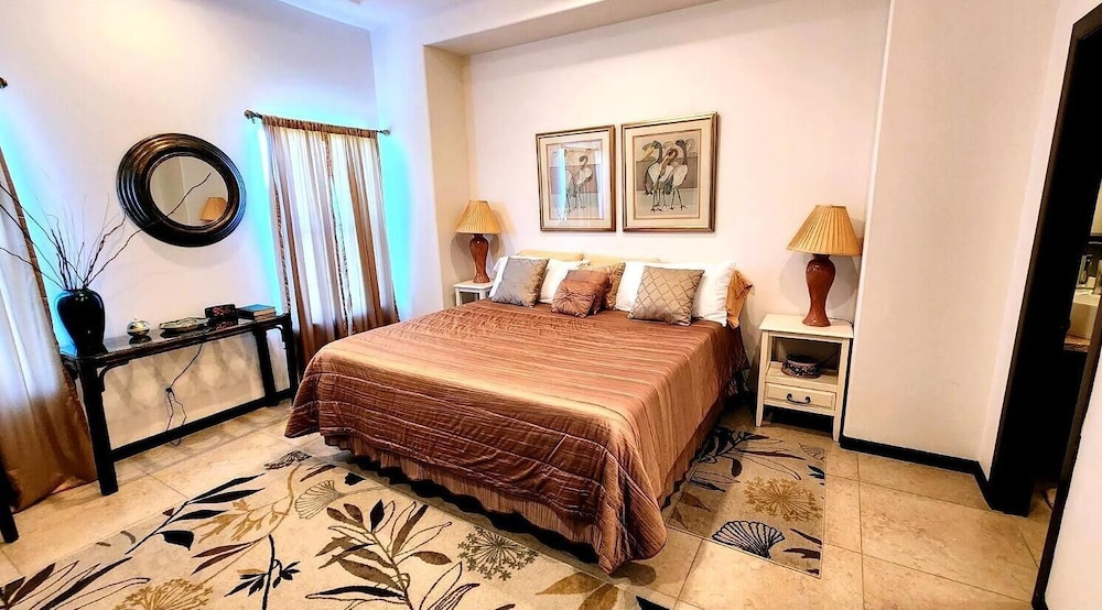 Stylish Condo W/ Pool, Near Everything - McAllen, TX