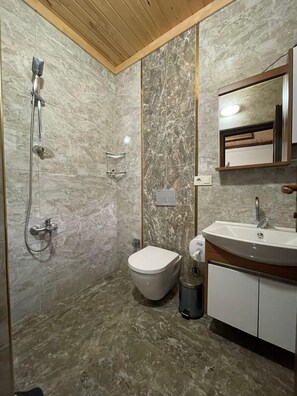 Apartamento Económico em Condomínio Fechado, vista para a montanha | Casa de banho | Um polibã, artigos de higiene pessoal grátis, um secador de cabelo