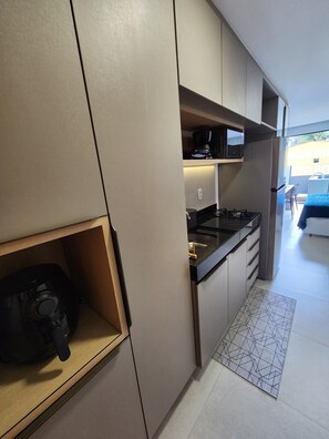Estúdio premium, vista para a cidade | Cozinha privada | Geladeira, micro-ondas, cooktop, talheres/pratos/utensílios de cozinha