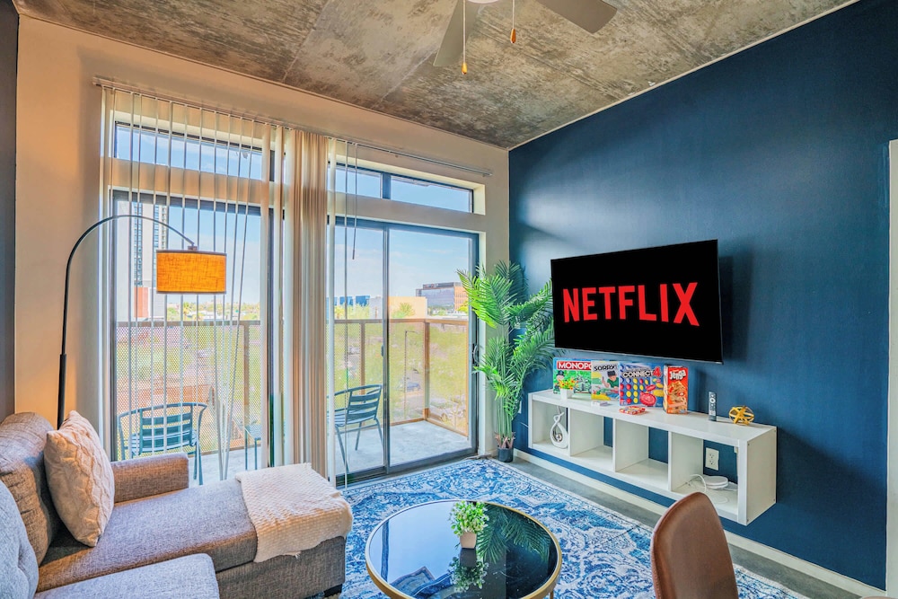CDT PHX Apt| Pool, Gym, Balcony + Parking + W/D - Phoenix | Vrbo