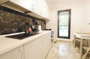 Estúdio Signature | Cozinha privada | Um frigorífico/congelador grande, um forno, uma placa de cozinha 