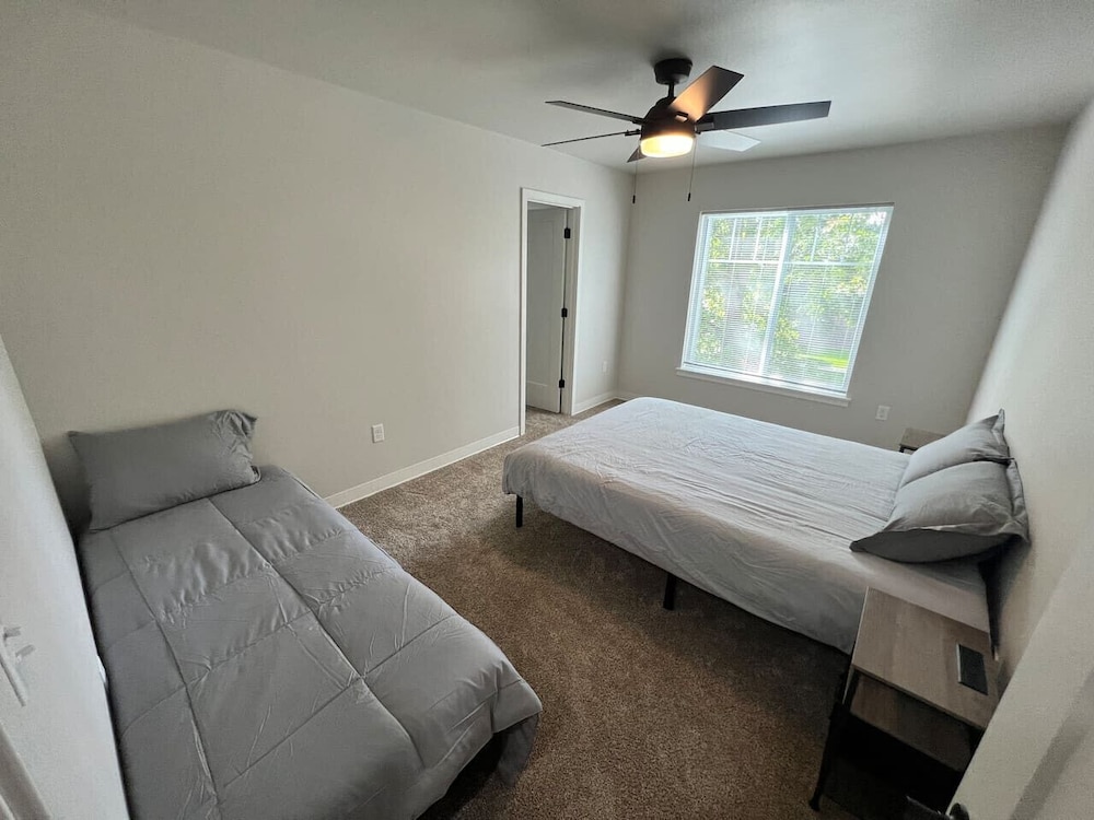 402 Spacious 3 Bedroom Townhouse - Iowa City, IA
