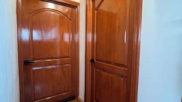 Suite-Estúdio | Cofre no quarto, cortinas/cortinados opacos, ferro/tábua de engomar