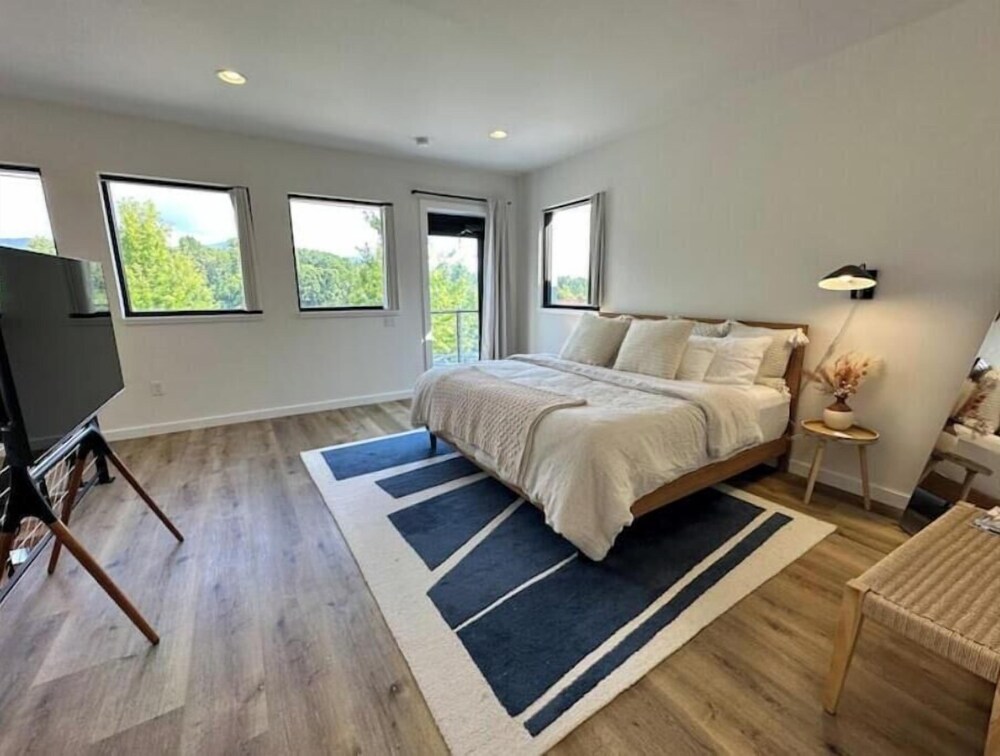Downtown Tryon Modern Townhouse - Tryon | Vrbo