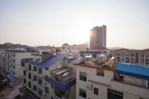 Zona residencial com edifícios altos, alguns com varandas e antenas parabólicas visíveis.