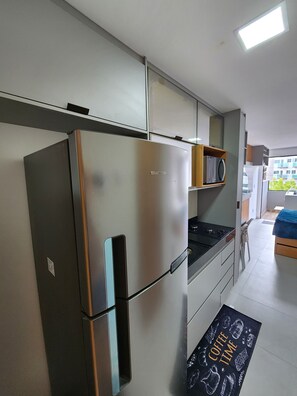 Estúdio Familiar, Vista para a cidade, junto à piscina | Cozinha privada | Um frigorífico, um micro-ondas, uma placa de cozinha 