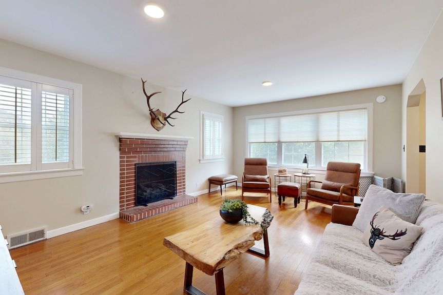 Charming Waynesville Retreat: Dog-friendly, Nature Views, Near Creek & Trails - Lake Junaluska, NC