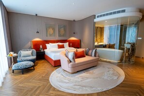 Suíte júnior, vista para a cidade | 1 quarto, roupas de cama premium, frigobar, cofres nos quartos