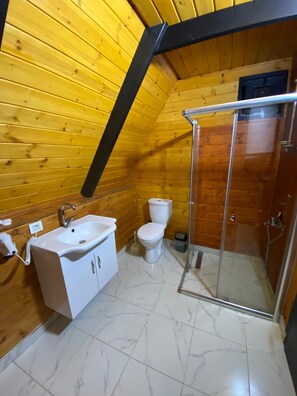 Bungalow Elite, 2 quartos, vista para o mar, junto ao jardim | Casa de banho | Um polibã, produtos de higiene exclusivos, um secador de cabelo 