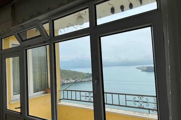 Apartamento conforto, sacada, vista para o mar | 2 quartos