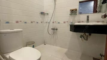 Quarto Duplo Standard | Casa de banho | Um polibã, artigos de higiene pessoal grátis, um secador de cabelo