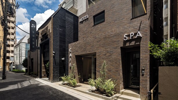 Um hotel com spa, café e restaurante.