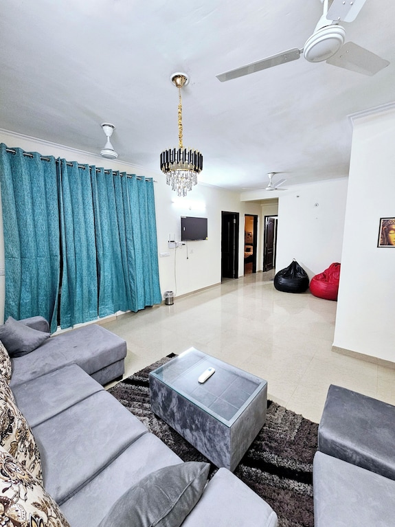 Spacious 3-bedroom Apartment With Ac, Wifi And Kitchen In Posh Area Of Lucknow - Lucknow