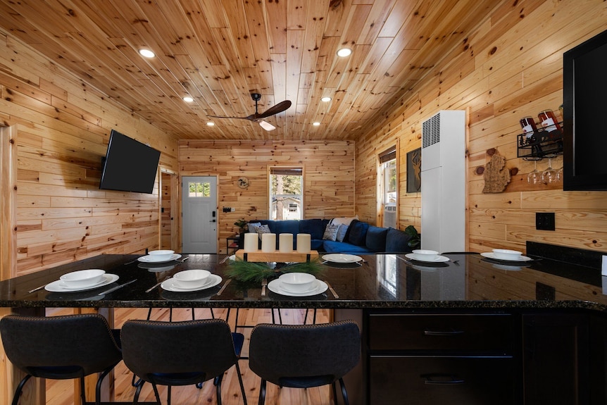 Snowmobile Trails, Skiing, Cozy Cabin Retreat - Gaylord, MI