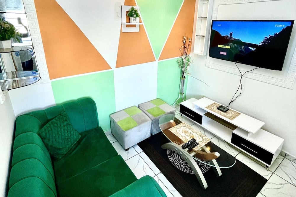 1 Bed Studio Sleeps 2 - Canal View, Wifi, Parking - Douala