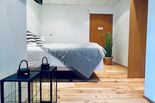 Quarto quádruplo conforto, banheiro privativo | 1 quarto, berços grátis, Wi-Fi de cortesia, roupa de cama