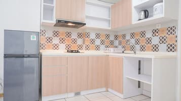 Apartamento Deluxe | Cozinha privada | Um frigorífico, uma placa de cozinha, uma panela elétrica de arroz