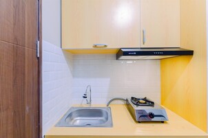 Estúdio Deluxe | Cozinha privada | Um frigorífico, uma placa de cozinha, uma panela elétrica de arroz 