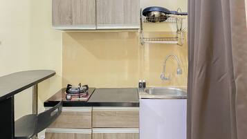 Apartamento luxo | Cozinha privada | Geladeira, cooktop, panela elétrica de arroz, mesas de jantar