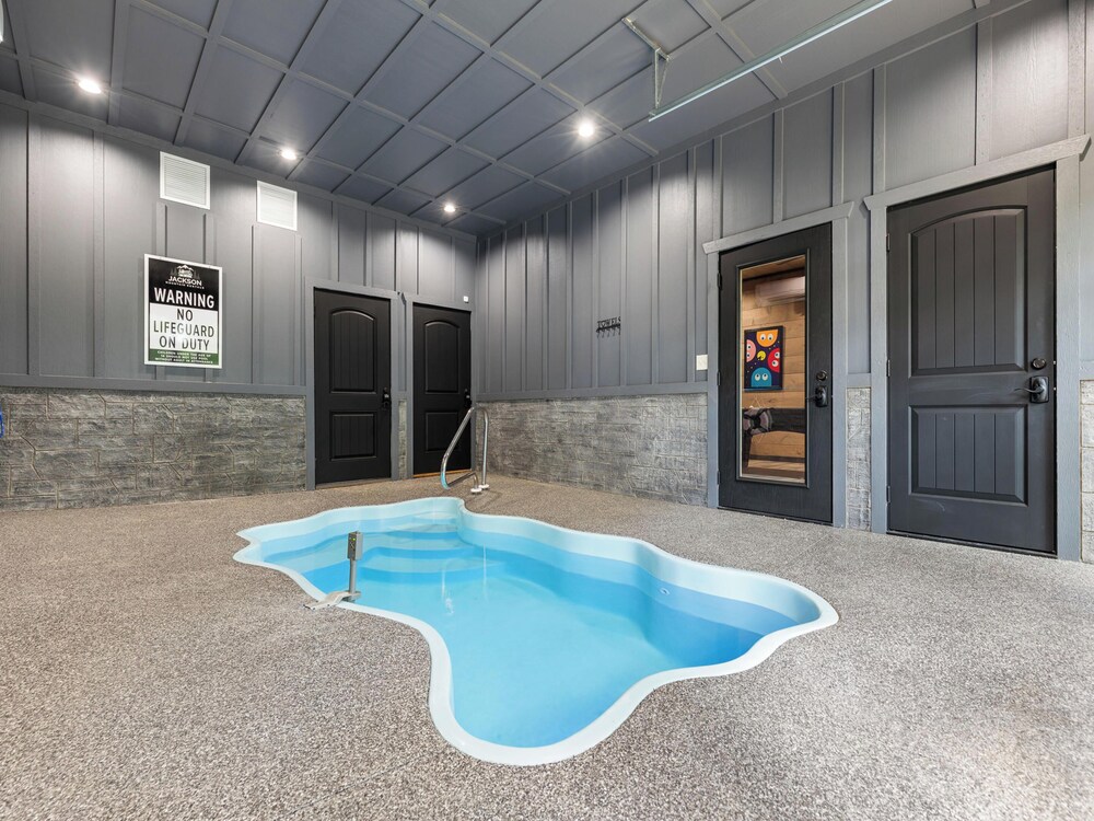 Bear Plunge By Smoky Cove Resort - Pigeon Forge, TN