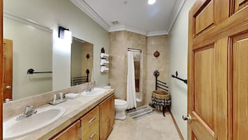 Condo (4 Bedrooms) | Diversos