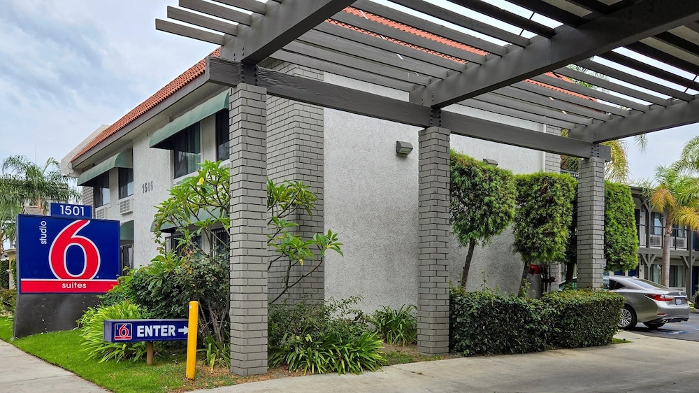 Studio 6 Suites Santa Ana, Ca - Huntington Beach, CA