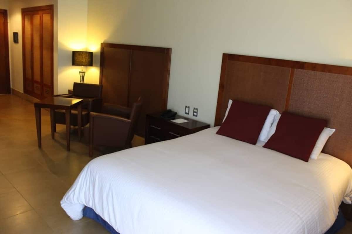 1 quarto, cofres nos quartos, cortinas blackout