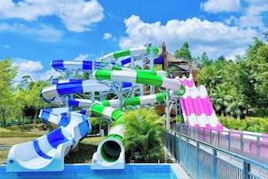 Um parque aquático com vários toboáguas e uma área de piscina.