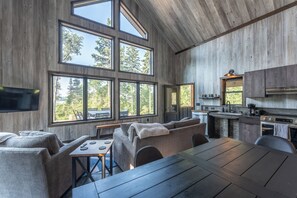 Cabana de Madeira Comfort, 2 quartos, sauna, vista para o lago | Sala de estar | Smart TV de 40 polegadas com canais digitais, piso aquecido 