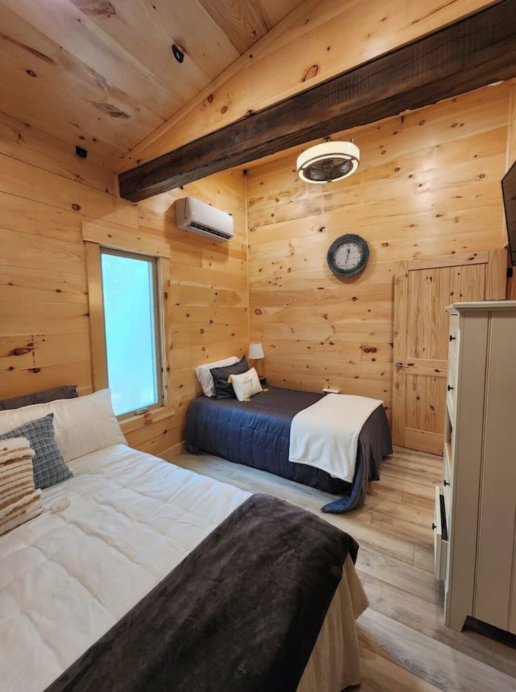 Rustic Comfort Cabin
Diamond In The Ripple- Hot - Lake Harriet, Amity