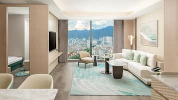 Suite Executiva, 2 quartos | Sala | Televisor LCD de 55 polegadas com canais por cabo