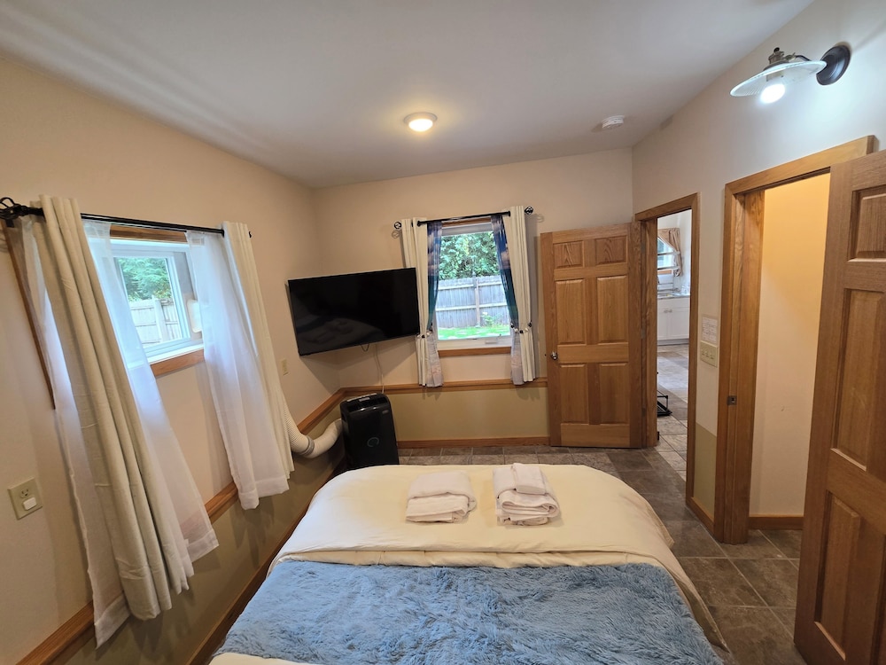 Peaceful 2-bed apartment near downtown Traverse City next to East Bay ...