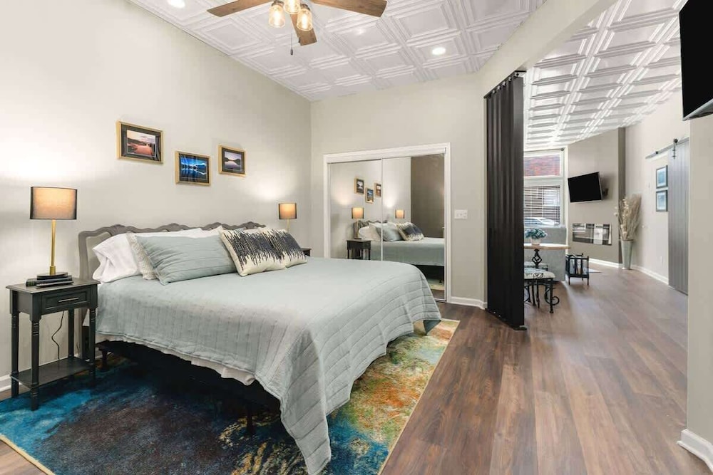 Historic 1894 Space In Downtown Smithville With Modern Amenities - Smithville, TN