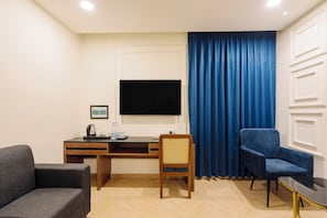 Quarto casal luxo | Escrivaninha, cortinas blackout, ferros/tábuas de passar roupa