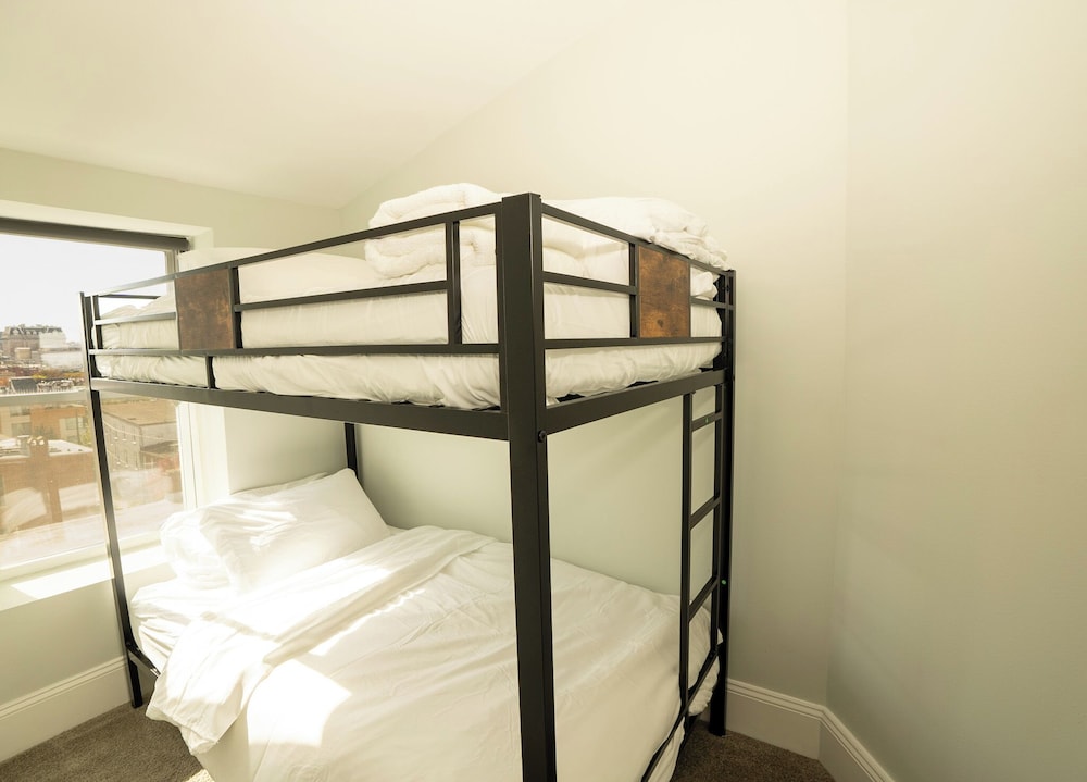Huge Luxurious Downtown 4bedrm/3bath W/parking & A View- 5mins From Penn Station - Baltimore