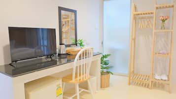 Quarto duplo, sacada, vista para a cidade | Escrivaninha, Wi-Fi de cortesia