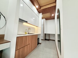 Quarto Quádruplo Familiar | Cozinha privada | Um frigorífico, uma placa de cozinha, utensílios de cozinha